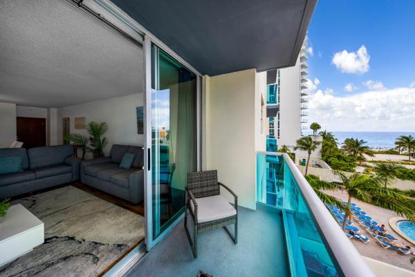 Oceanfront Luxury Condo With Stunning Views And Resort Amenities - Miami Gardens, FL