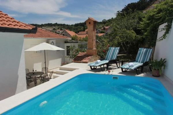 Holiday House Pine Tree - Three Bedroom Holiday Home With Pool - Postira