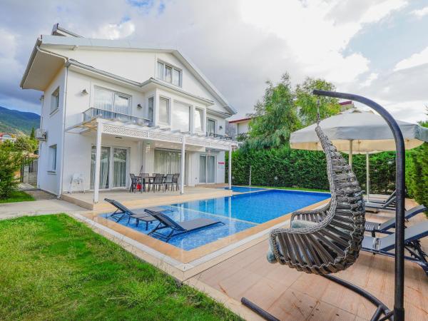 Villa Pelit - 4 Yatak Odalı Saunalı Havuzlu Villa - Hisarönü