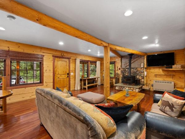 Whispering Pines - Cabin W Hot Tub - Oregon