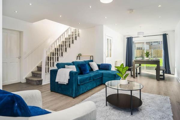 Spacious 4bed Home, Sleeps 10, Pool Table, Parking, Perfect For Groups - Oldham