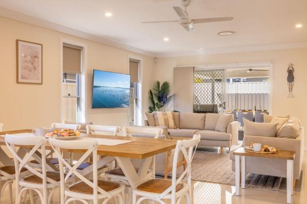 Shelly's Bay Escape, 27c Dowling St - Stylish With Ducted Air Con And Wi-fi - Nelson Bay