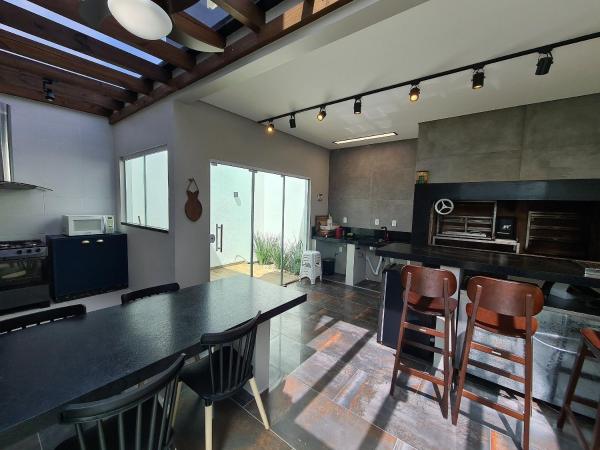 Sobrado Praia Do Mariscal Com 3 Dormitórios - Bombinhas