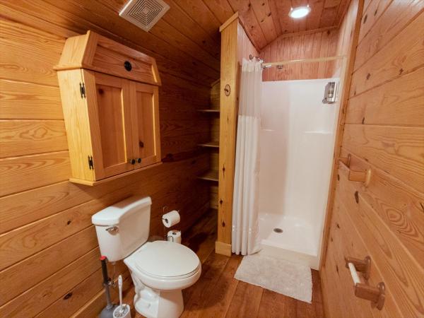 The Wagon Wheel Cabin Hot Tub Sleeps 10 Spacious - Florence, AL