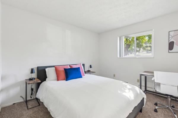 Scenic Towers 3102 I Cozy & Comfy I Free Parking - Parma, OH