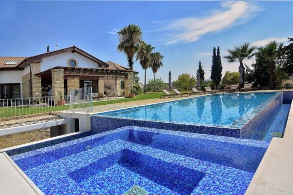 Incredible Large Villa In Paphos Sleeps 14 Children Pool, Jacuzzi, Huge Garden - Латхи