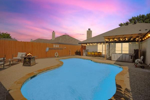 Paradise Modern Home Pool & Hot Tub For Over 30 Nights - Waxahachie, TX