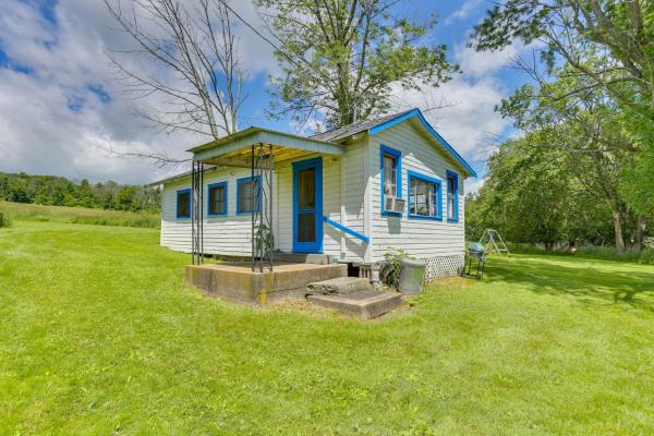 Honesdale Cabin 110 Shared Acres, Animal Rescue! - Beach Lake, PA