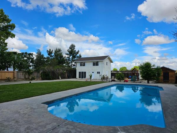 Spacious 2 Story 1 Bedroom Home With Pool - Bakersfield, CA