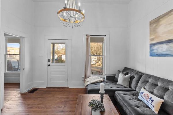 Charming Ivy Street House With Porch Swing - Caddo lake