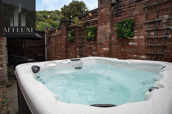 Ironbridge Riverside Hot Tub Retreat - Shropshire