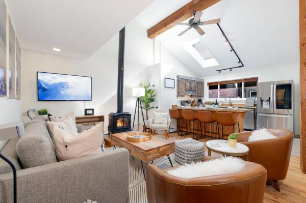 Family Friendly Telluride Mainstreet Townhome - Silverton, CO