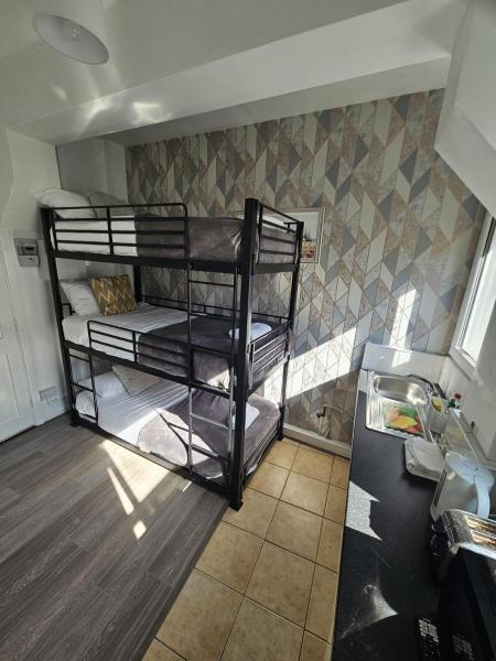 Snug Triple Bunk Studio Room - Galway