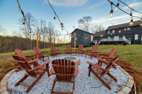 Hilltop Hideaway - Pool - Jacuzzi - Ping Pong - 12 Guests - Fireplace - Mountain Views - Pets Are Allowed By Request - Shenandoah National Park