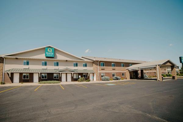 Quality Inn & Suites Watertown Near Prairie Lakes Ice Arena - Watertown, SD