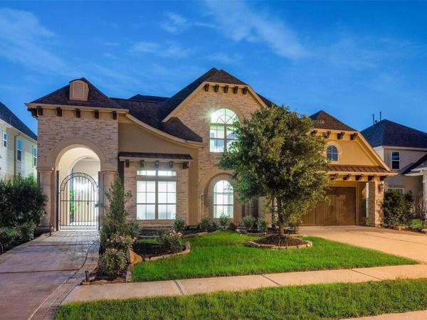 Opulent Lakefront Retreat In Gated Golf Community - The Woodlands, TX