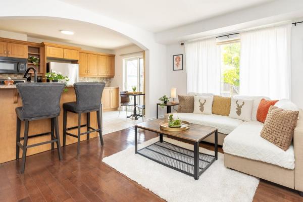 Cozy Modern 4br Home With Sunny Patio - Ottawa