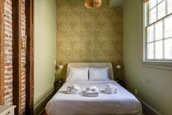 Innkeepers Quarters Queen Suite With Breakfast - Mount Pleasant, SC