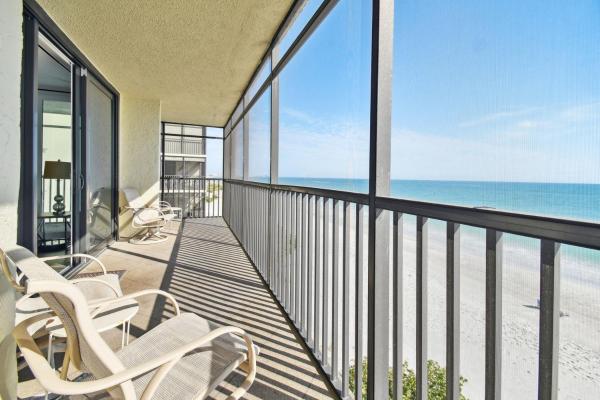 Steps To Sea! Snowbird Escape In Madeira Beach - Madeira Beach, FL