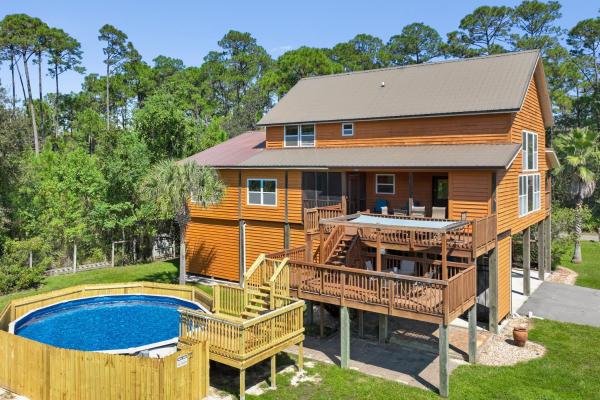Pool Retreat Waterfront 6 Bedroom Boat Ramp Game Room Pass Christian Home - Pass Christian, MS