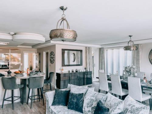 Luxury Home With Harbour Views In Poole - Poole