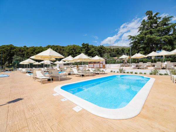 Apartments Medena In Seget Donji, Trogir With Pools - Kroatien
