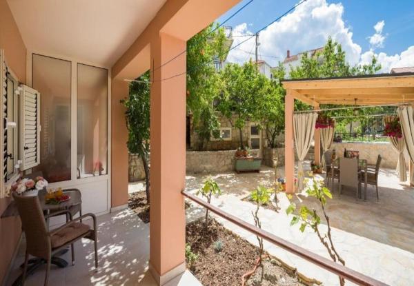 Apartment Dora - Arbanija