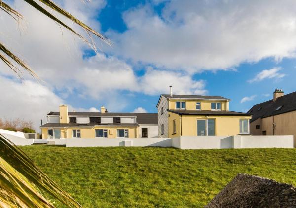 Family Beach House Located Within A Short Stroll Of Waterville - County Kerry