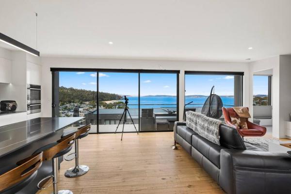 Beachside Luxury Villa - Expansive Panoramic Vistas - Hobart