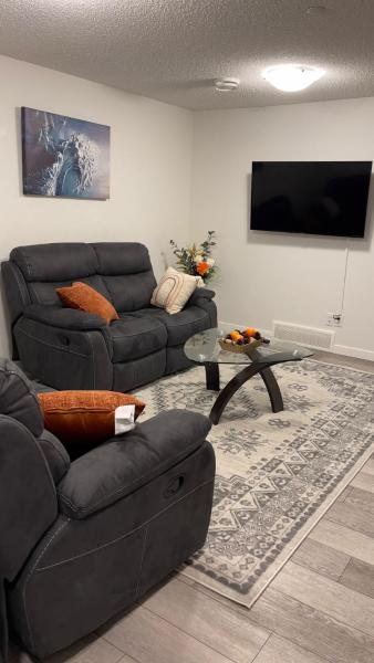 Exquisite Basement Suite, 7mins Away To Landmark Cinema And Malls - Calgary