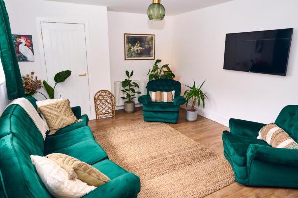 Chic Family Home With Garden Fire Pit & Event Space, Hot Tub - Salford