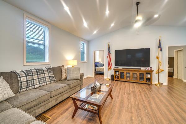 Near Kanawha River Unique Renovated Home With Yard! - Hawks Nest State Park, Ansted