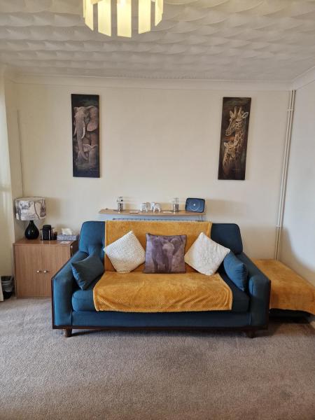3 Bedroom - 1 Bathroom - Garden - Pet Friendly - Wrexham