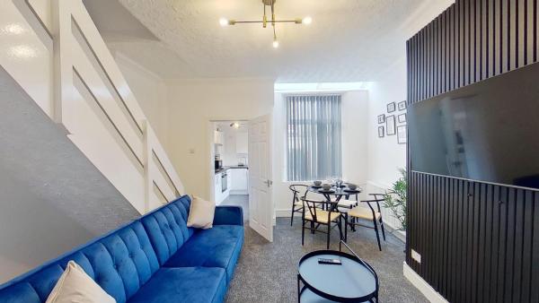 Salford-house-sleeps6-parking-garden-wifi - University of Bolton