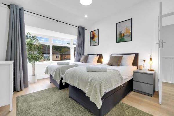 Inspira Stays - Spacious Modern House In Leicester - Free Parking - Xbox, Table Football & Smart Tv - Leicester