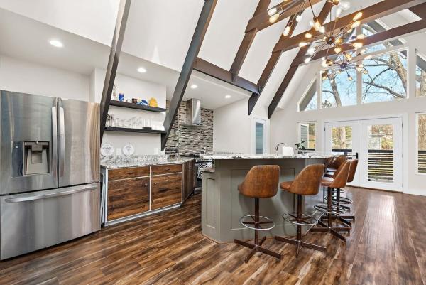 Unique 4br Into The Woods - Fire Pit Home - Independence, MO