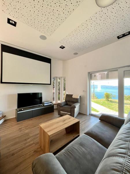 Villa Serenity - A Rustic-modern Lakeside Escape - Ohrid