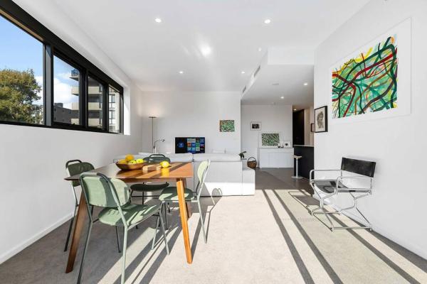 Modern Art And Private Entrance & Plenty Free Parking - Canberra