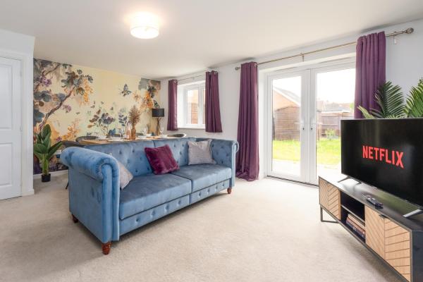 Stylish 4 Bedroom House, Sleeps 7, Free Parking, Nr Hospital, Contractors - Maidstone
