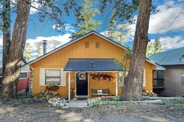 Eagle's Nest - Hot Tub, Deck & Prime Location Cabin - Cloudcroft, NM