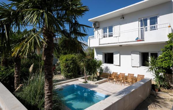 5 Bedroom Cozy Home In Podstrana - Split