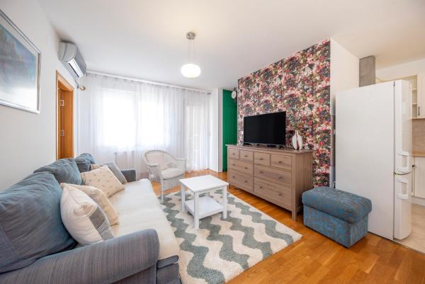 Modern Living Apt - Family - Private Parking - Novi Sad