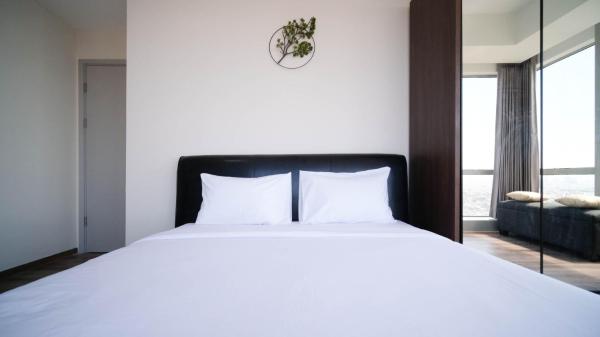 Minimalist With Beautiful View 2br At Grand Sungkono Lagoon Apartment By Travelio - Surabaya
