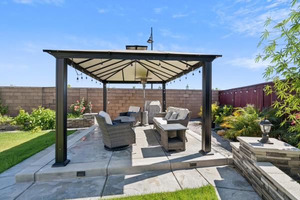 Spacious 3br Home With Charming Backyard Home - Folsom, CA