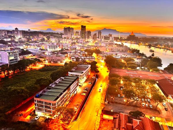 Riverine High Floor Luxury Stay 4 Pax Waterfront View From Balcony - 쿠칭