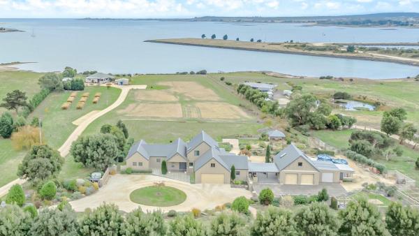 Chateau Clarence & Petite Chateau Luxurious Waterfront Retreat - Beauty Point