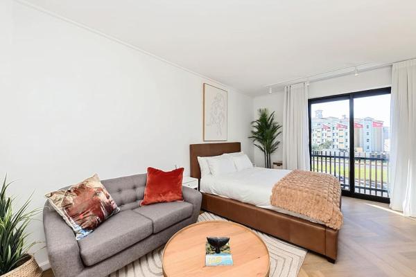 Chic Minimalist City Retreat - Claremont