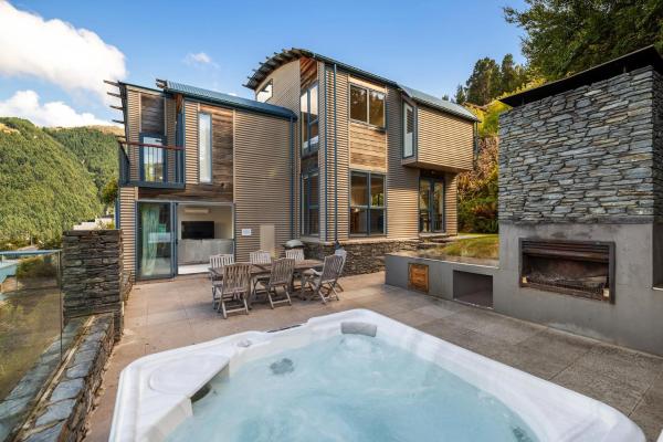 Belfast Retreat - Views And Spa Pool - Queenstown