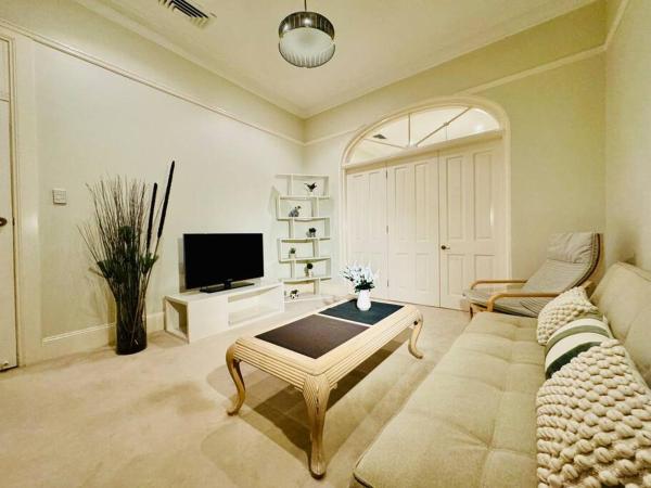 House 3 Bedrooms 2 Baths 2 Parkings In Mosman - Mosman