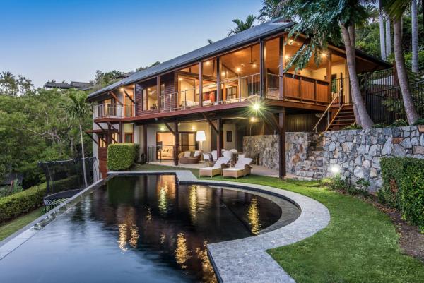 Indulge In The Lap Of Luxury, Iluka Is Your Private Ocean-view Haven On Half An Acre With Infinity Pool And Two Golf Buggies - Queensland